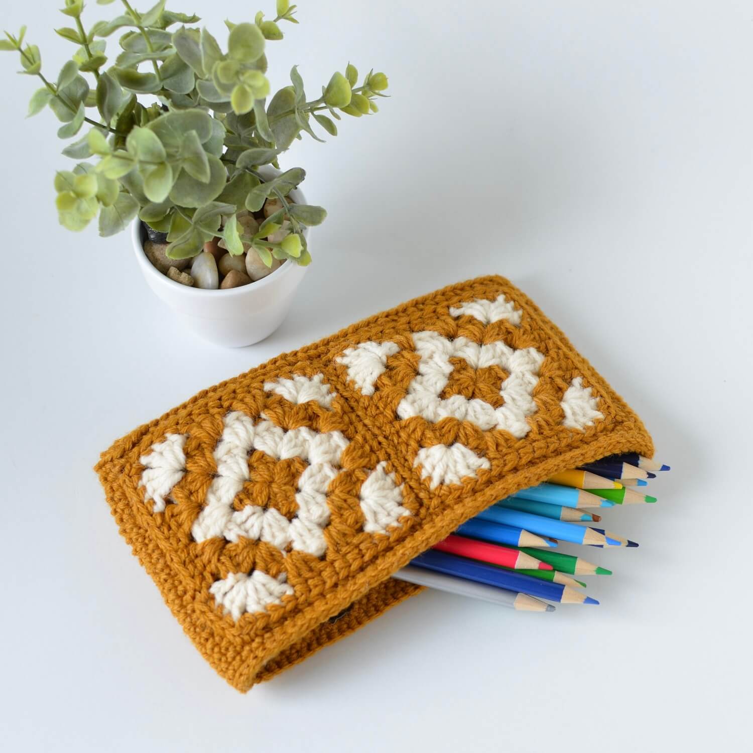 Diamond Pouch (Crochet) – Lion Brand Yarn