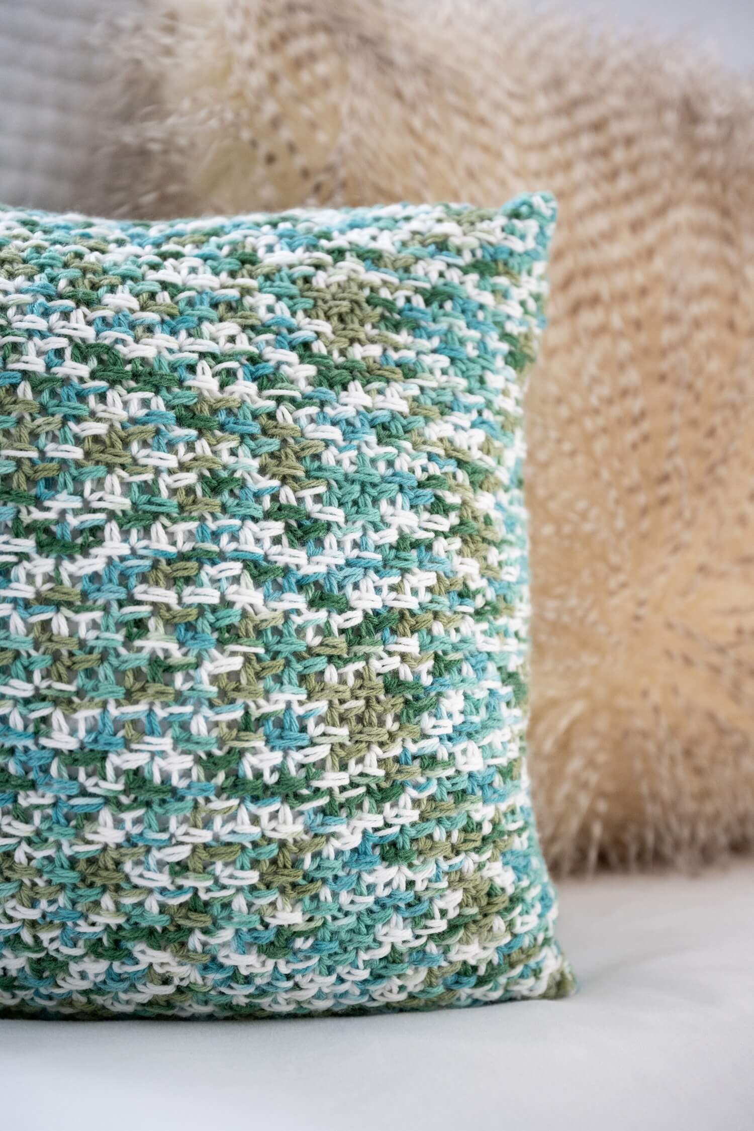 Peachtree Modern Pillow (Crochet) – Lion Brand Yarn