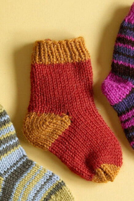 Knit Child's Two Color Socks Pattern (Knit) - Version 1 – Lion Brand Yarn