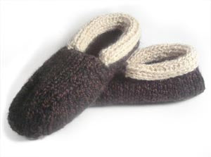 Loom Knit Mens Cabin Slippers Pattern – Lion Brand Yarn