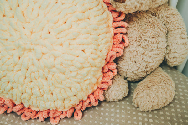 Loop Trimmed Pillow (Crafts) – Lion Brand Yarn