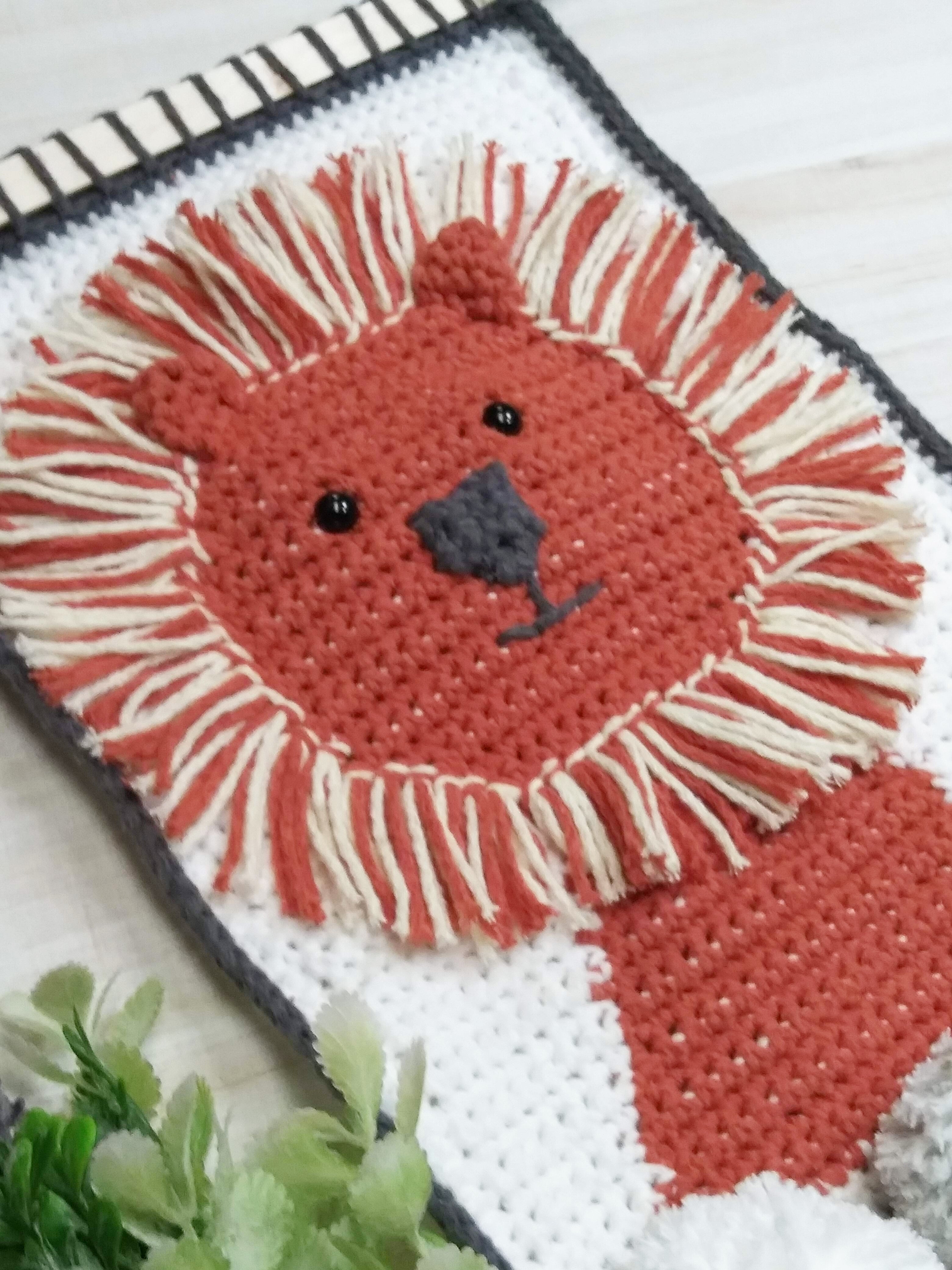 Lion Wall Hanging (Crochet) – Lion Brand Yarn