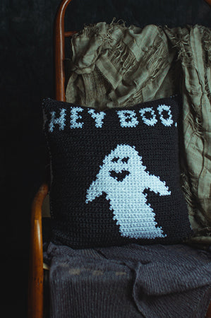 Hey Boo Pillow (Crochet) – Lion Brand Yarn
