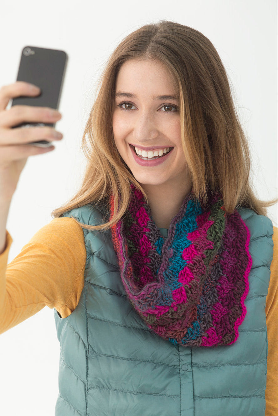 Cosmos Circle #Scarfie (Crochet) – Lion Brand Yarn